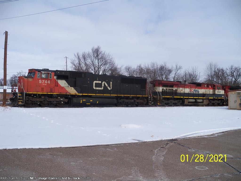 CN 5744 & BCOL 4642